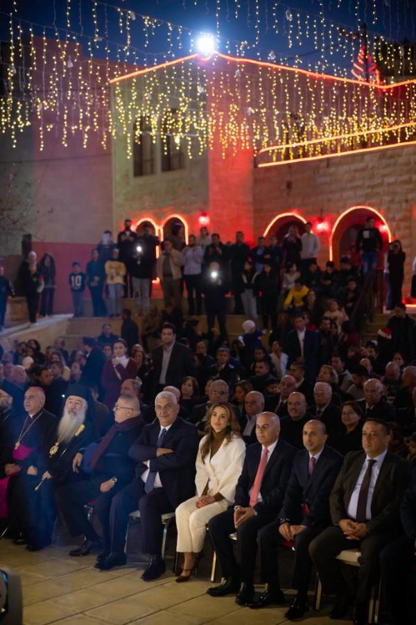 الملكة رانيا تشارك أهالي الفحيص بإضاءة شجرة عيد الميلاد محليات وكالة رم للأنباء أخبار